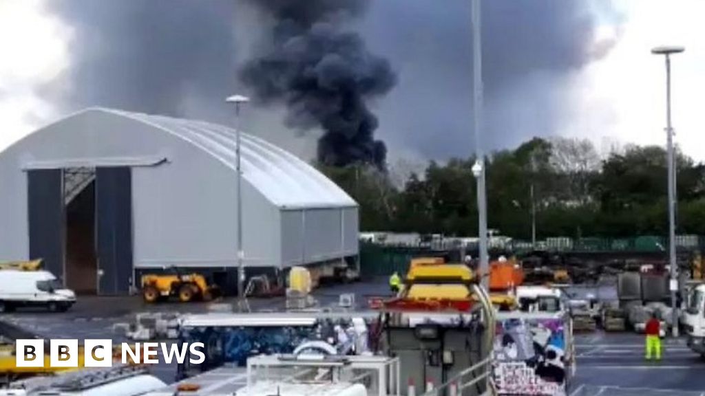 Cardiff fire sends black smoke plume over city - BBC News