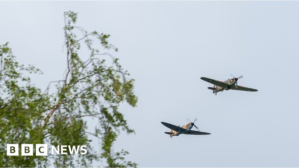 Captain Tom: RAF flypast in veteran's honour - BBC News