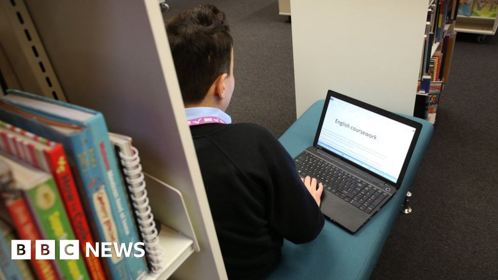 Northamptonshire libraries rescue plan moves step closer - BBC News