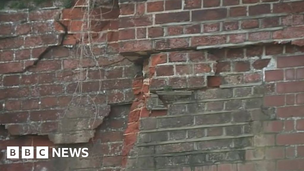 Rail bridge cracks: Ballast replacement train investigated - BBC News