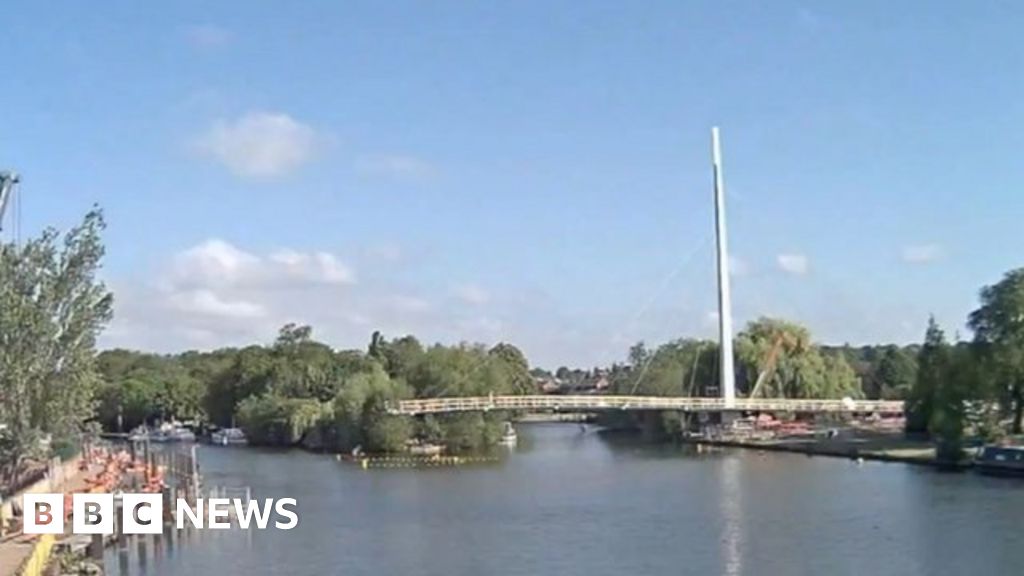 Time-lapse video of new Thames bridge at Caversham - BBC News