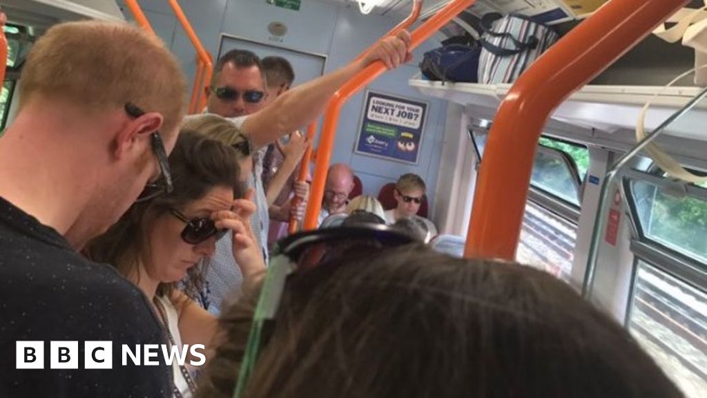 South West Trains passenger anger over 'hot trains chaos' - BBC News