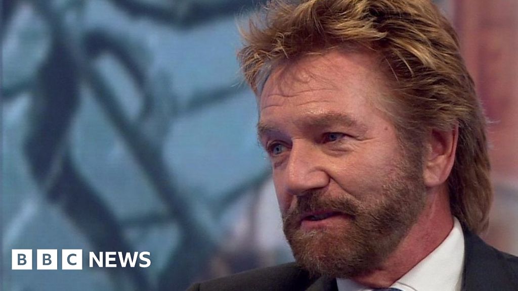 Noel Edmonds apologises for 'negative attitude' cancer comment - BBC News