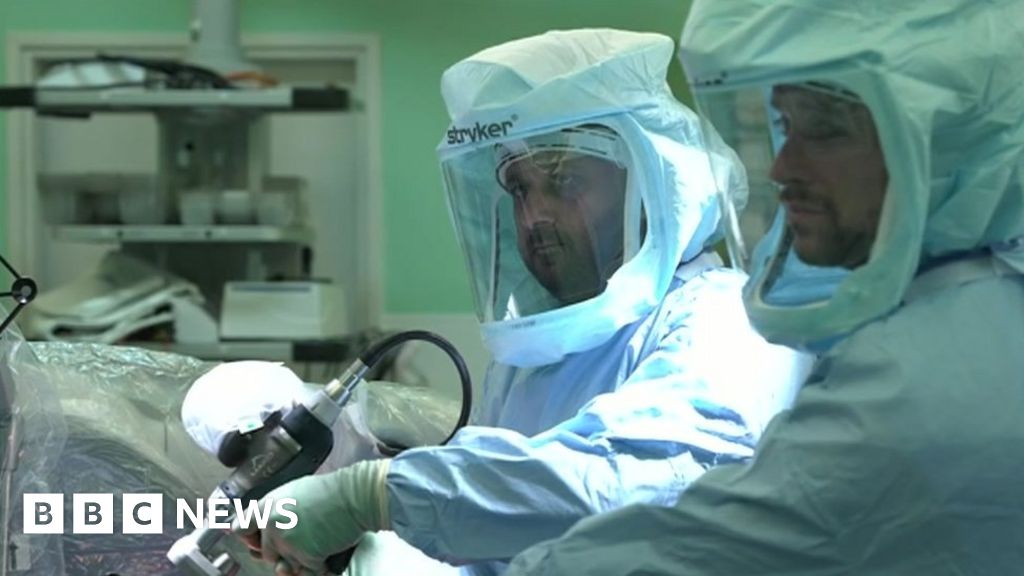 Brighton man undergoes "innovative" knee replacement surgery - BBC News