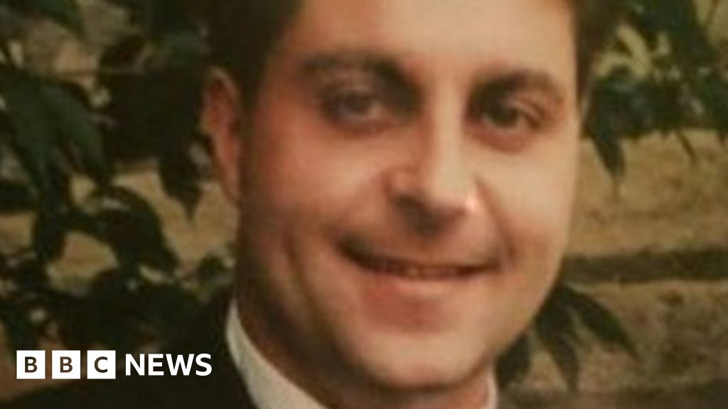 Wayne Strickland said to be victim of M8 crash - BBC News