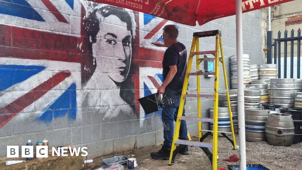 Sheffield: Artist's 'Britpop-inspired' mural honours Queen - BBC News