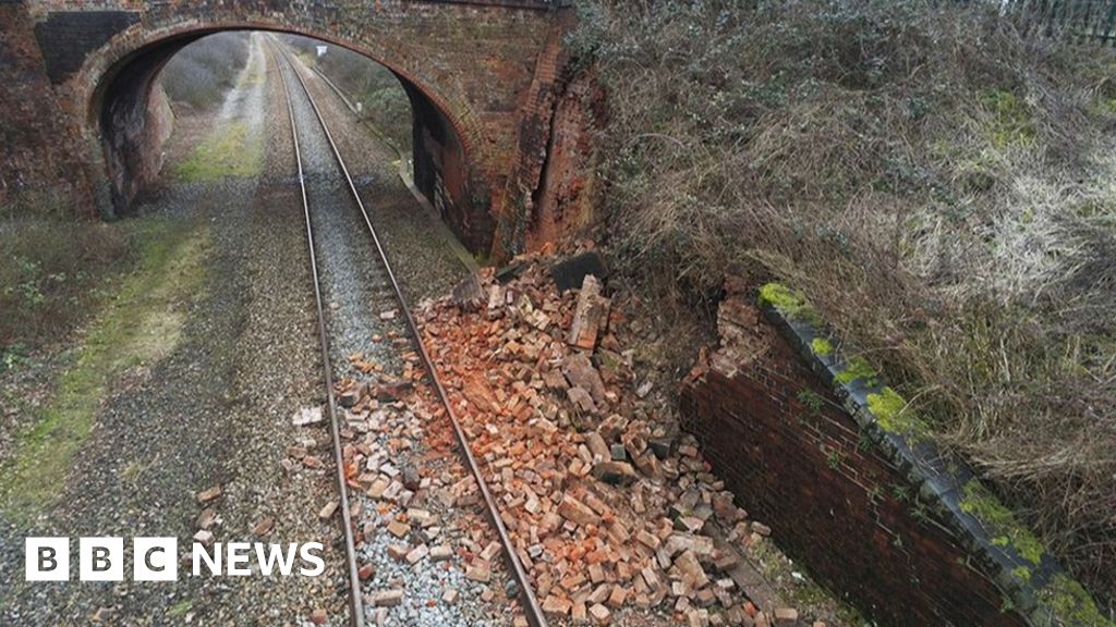Network Rail safety advice after train hit bricks - BBC News