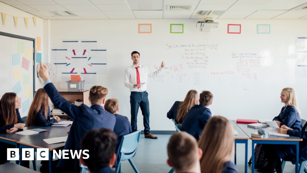 Teachers vote to spend 'less time with pupils' - BBC News