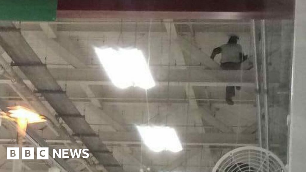 Security guard in Tesco Extra Reading roof protest - BBC News