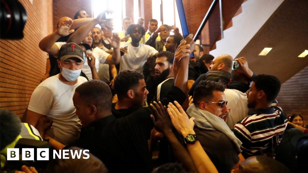 London fire: Protests held as fire anger increases - BBC News