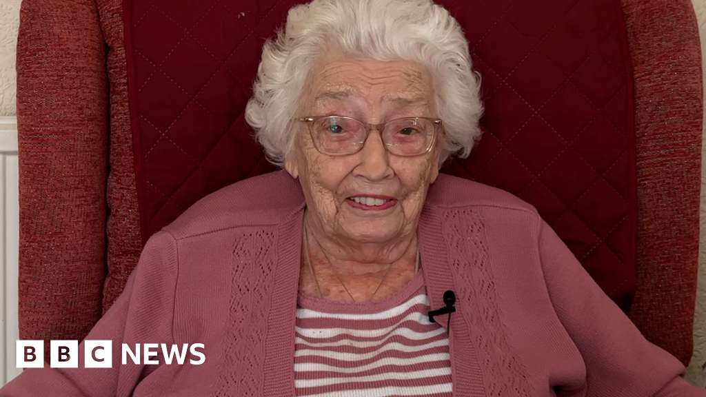 Reading FC fan, 90, urges team to 'pull their finger out'