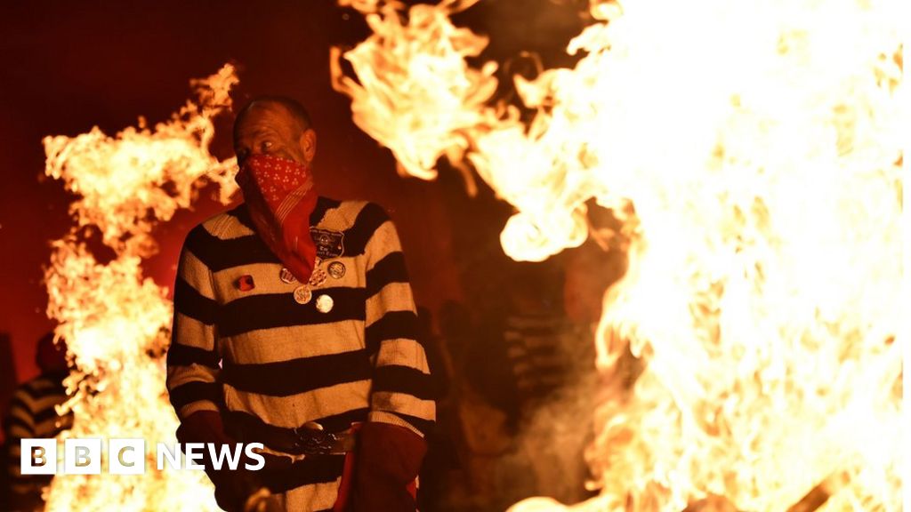 Sussex Police deploy armed officers to Lewes bonfire night - BBC News