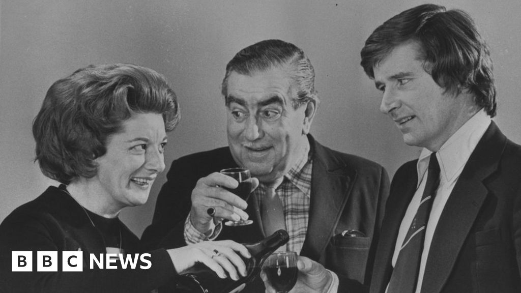 Coronation Street: Tributes paid to actress Jean Alexander - BBC News