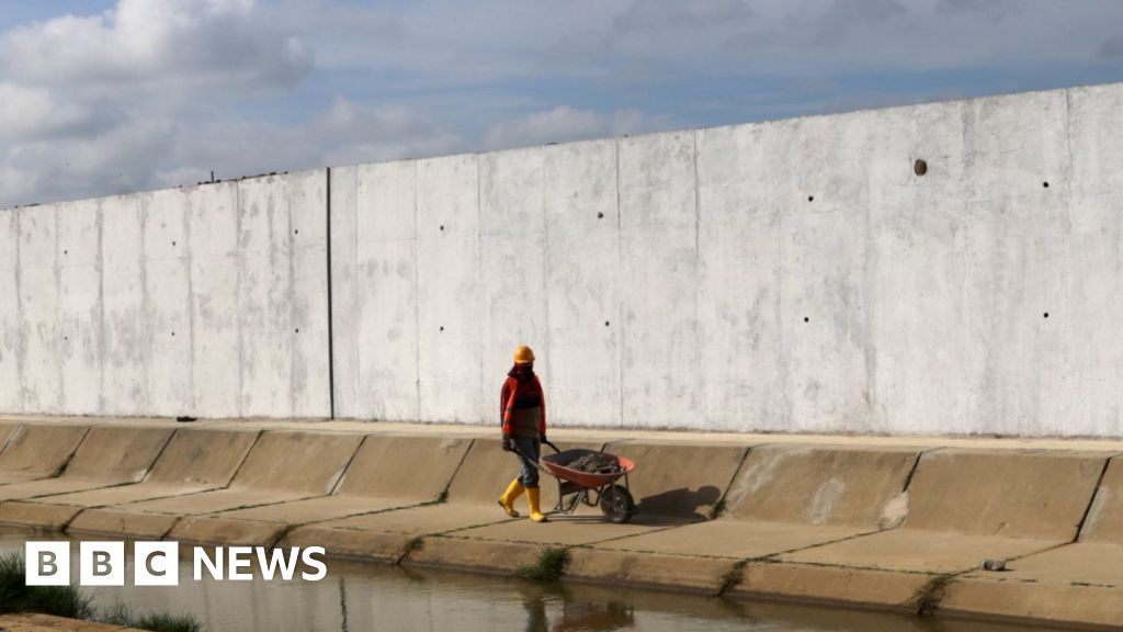 Ecuador angers Peru by building border wall