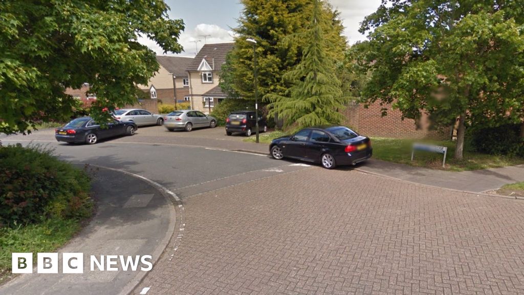 Crawley: Police search after woman raped in alleyway - BBC News