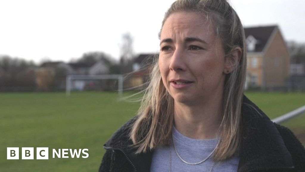 Lack of period facilities 'could put women off sport' - BBC News