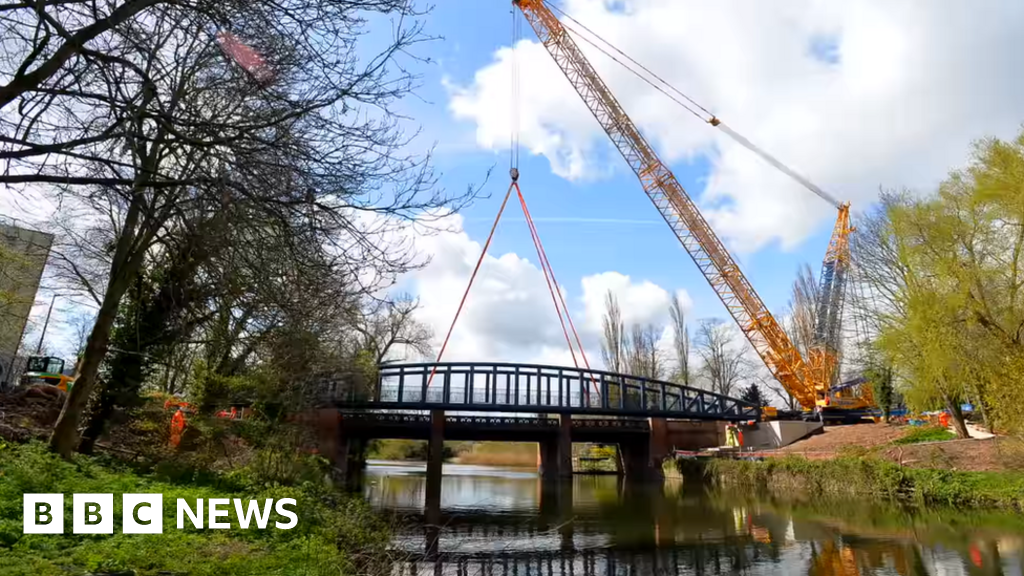 New Leicester footbridge for bikes and pedestrians opens - BBC News