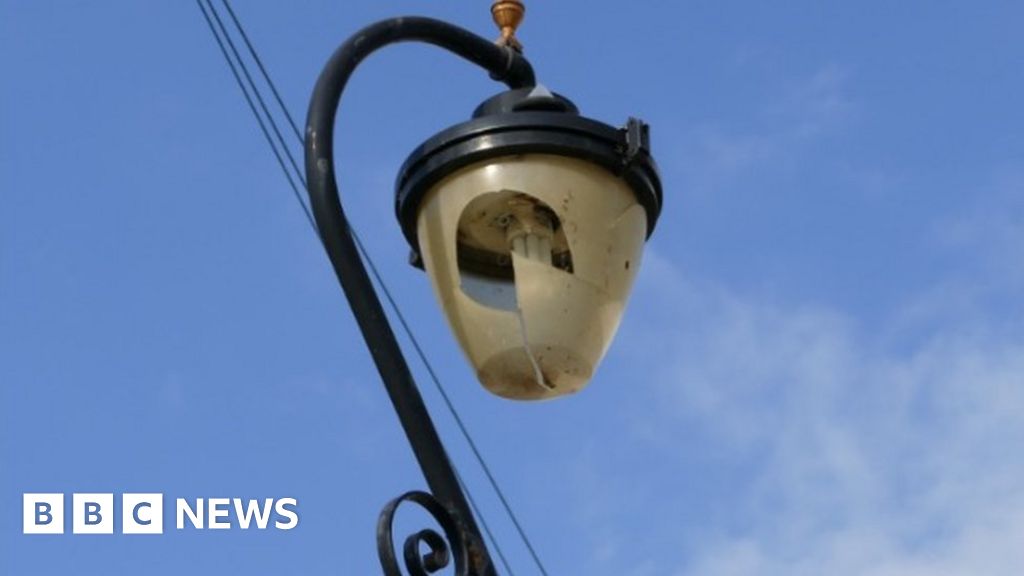 Elton overhauls "blinking" street lamps - BBC News