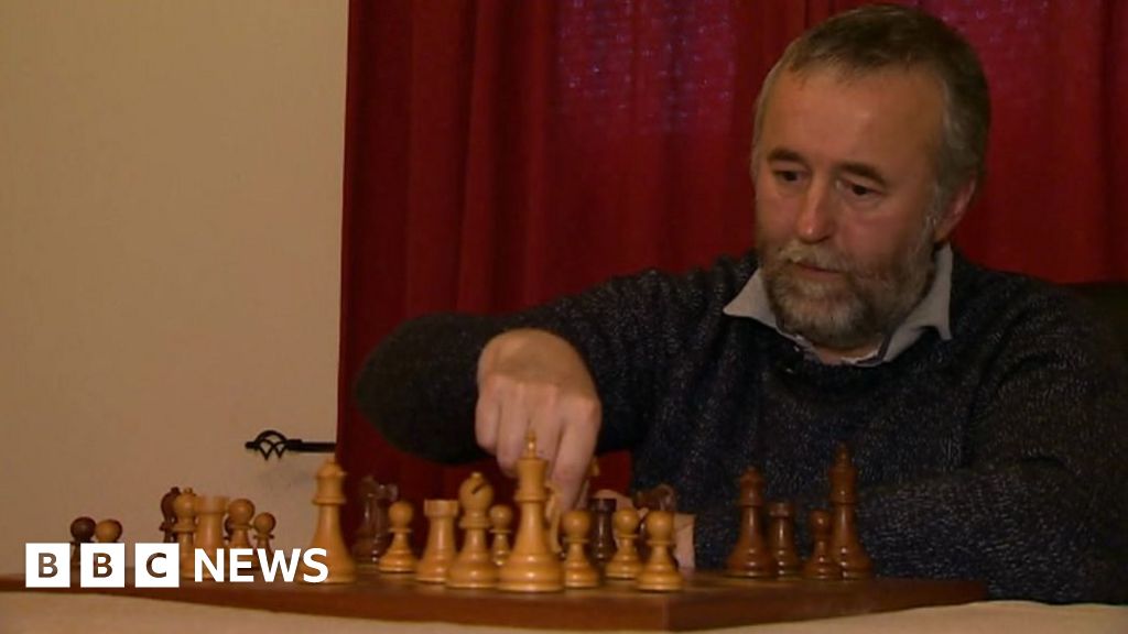 Chess player switches sides to play for Wales - BBC News
