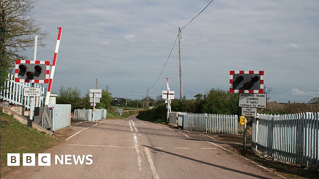 Person killed as train hits car on Somerset level crossing - BBC News