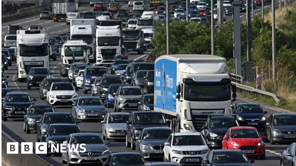 Surrey M25: Three people seriously injured in crash - BBC News