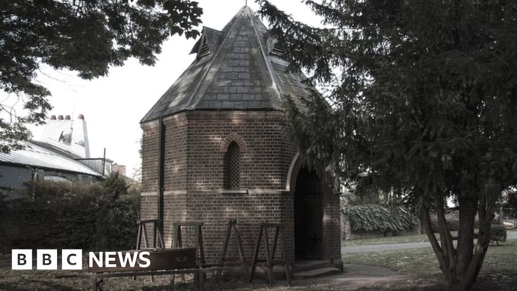 Hammersmith Margravine Cemetery: 'Ghoulish' reception protected - BBC News