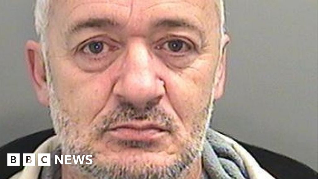 'Paedo hunt' Lee Philip Rees blackmail leads to inquiry - BBC News