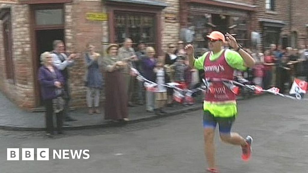 Marathon running window cleaner in world record hope - BBC News