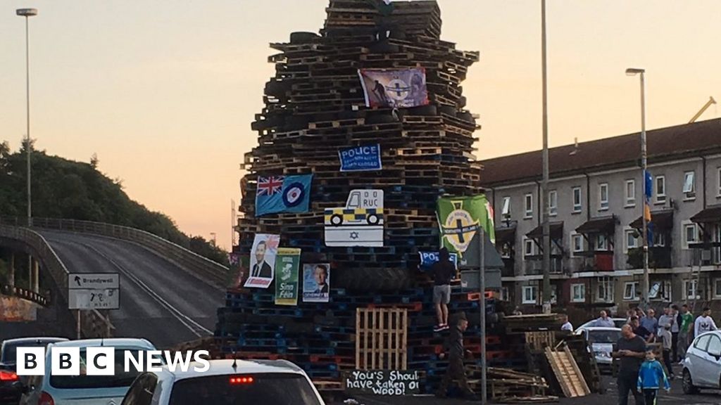 Londonderry: Large Bogside bonfire blocking Lecky Road - BBC News