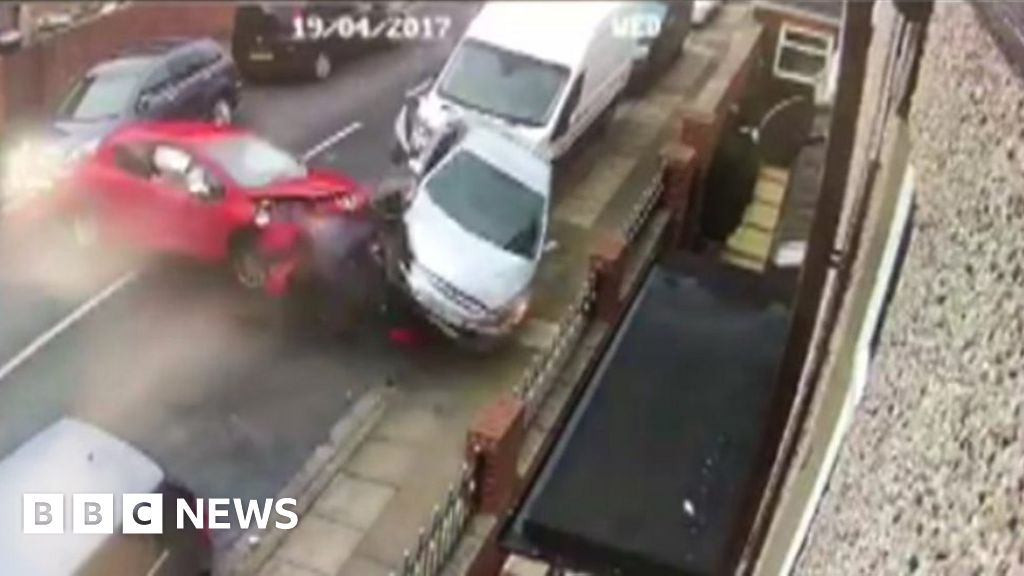 Cleethorpes car crash captured on CCTV - BBC News