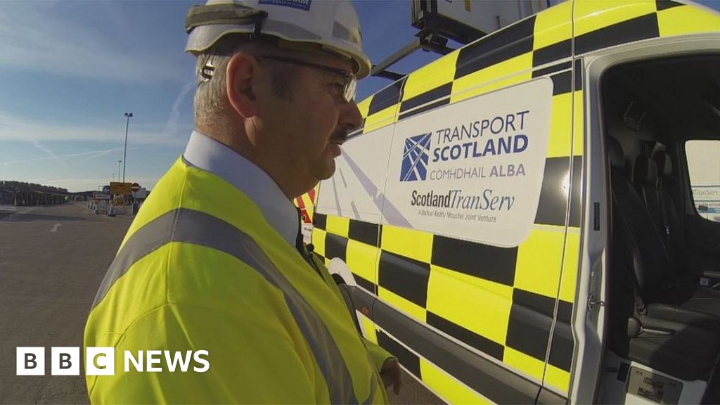 Keeping the M8 clear of breakdowns and debris - BBC News