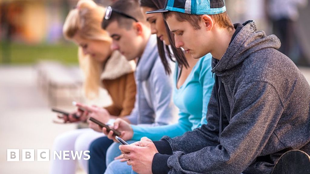 Universities to target more working class white boys - BBC News