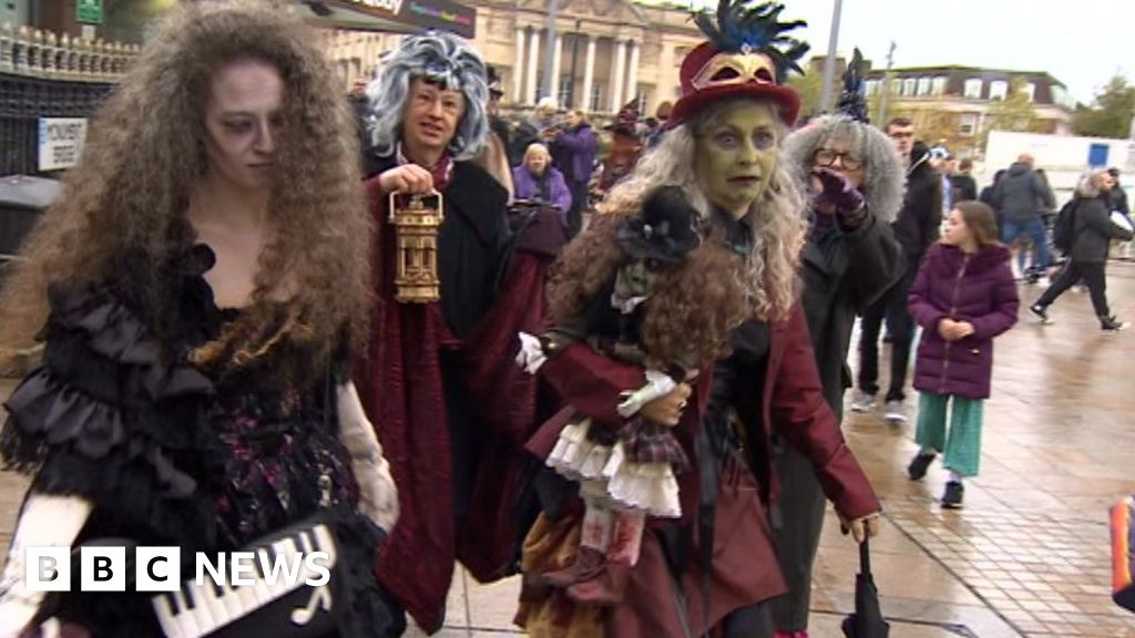 Hull: Steampunk fans take to city streets for festival - BBC News
