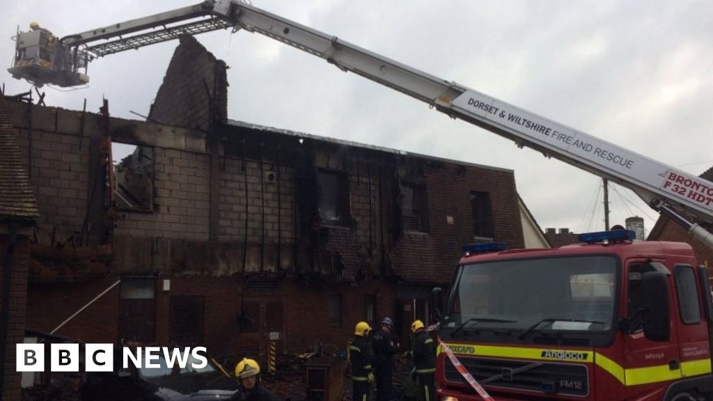 Ringwood shopping centre fire 'was arson' - BBC News