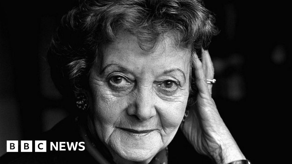 Helen Lewis: Belfast plaque for Holocaust survivor - BBC News