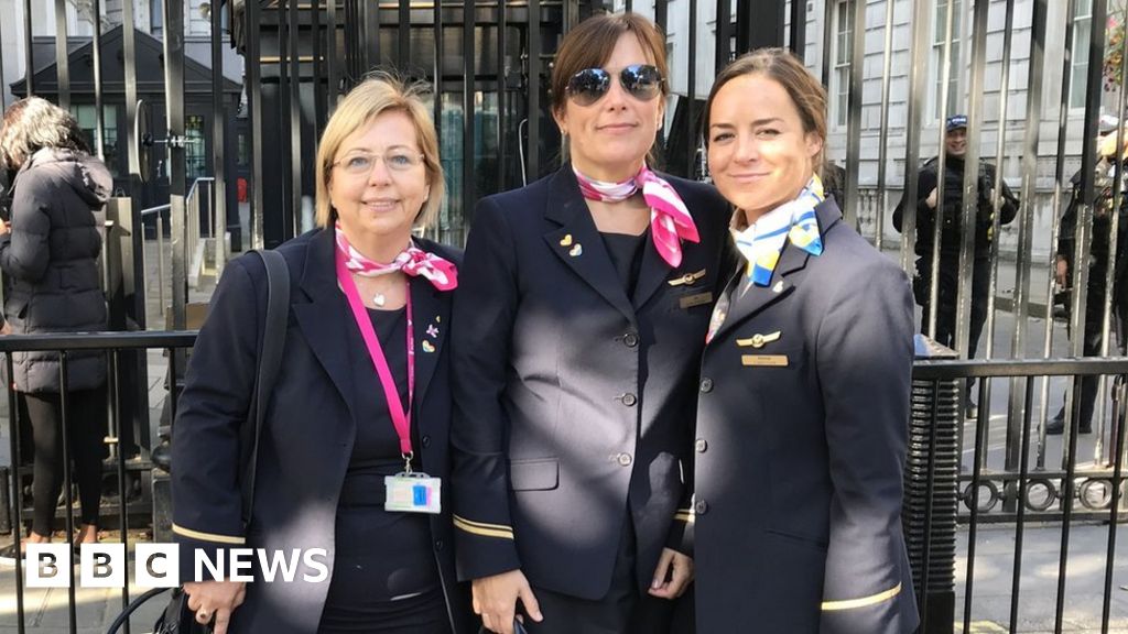 Thomas Cook staff forced to turn to family for cash - BBC News