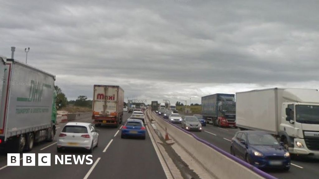 M6 motorway in Cheshire reopens after multi-vehicle crash - BBC News