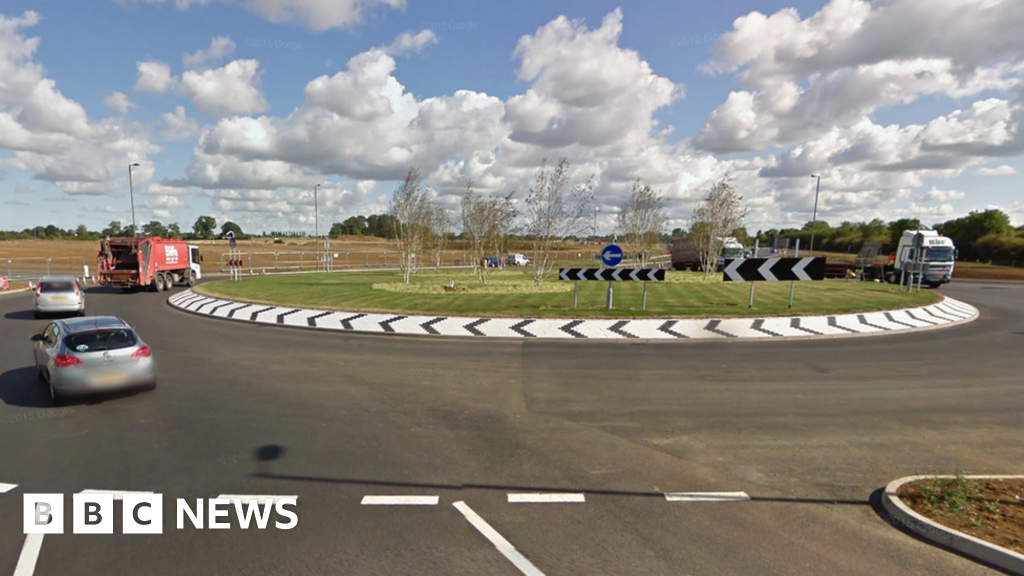Bicester roundabout 'accident waiting to happen' - BBC News