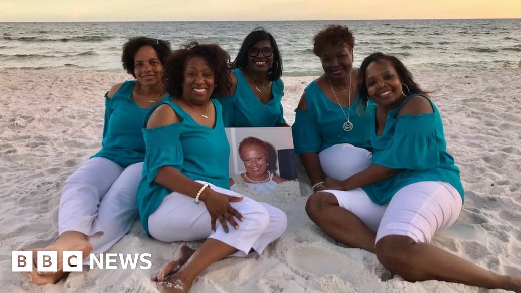 'True friendship' photo moves others to share stories - BBC News