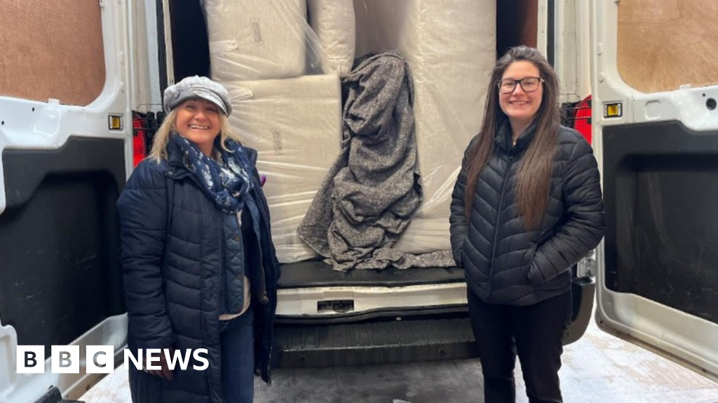 Wolverhampton domestic abuse group given furniture by developer - BBC News