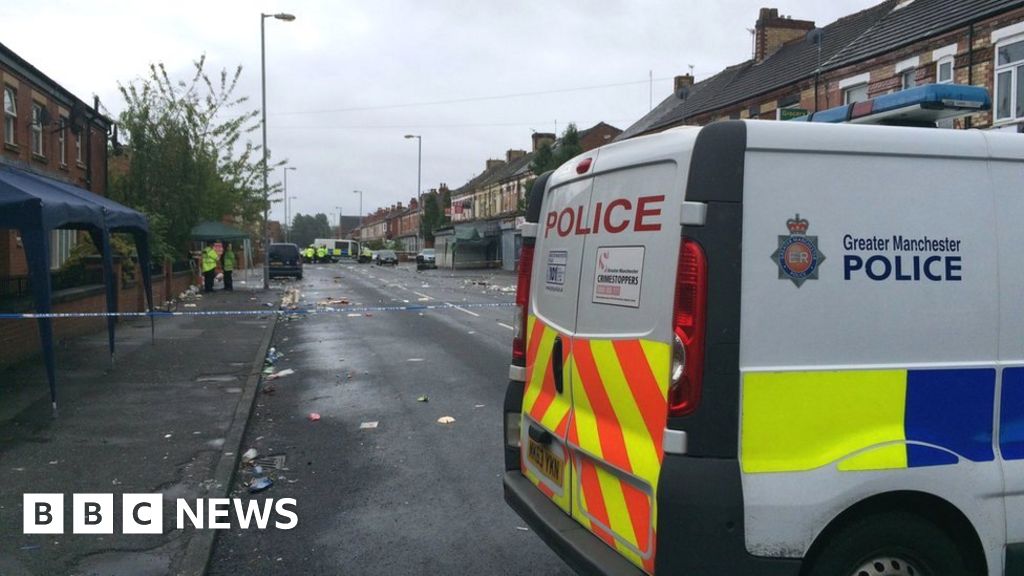 Moss Side shooting: Ten people in hospital - BBC News