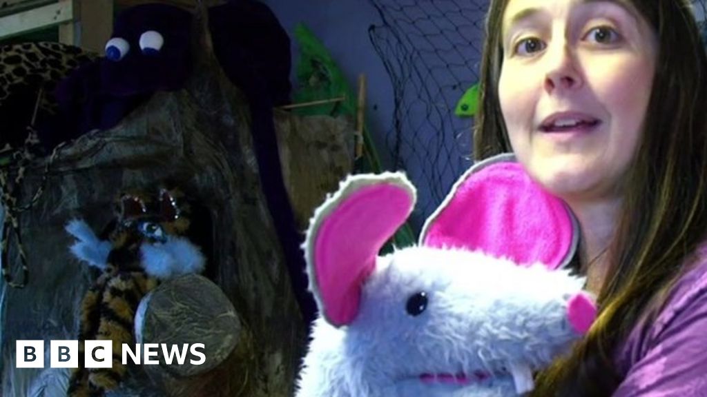 Making puppets come alive at Christmas - BBC News
