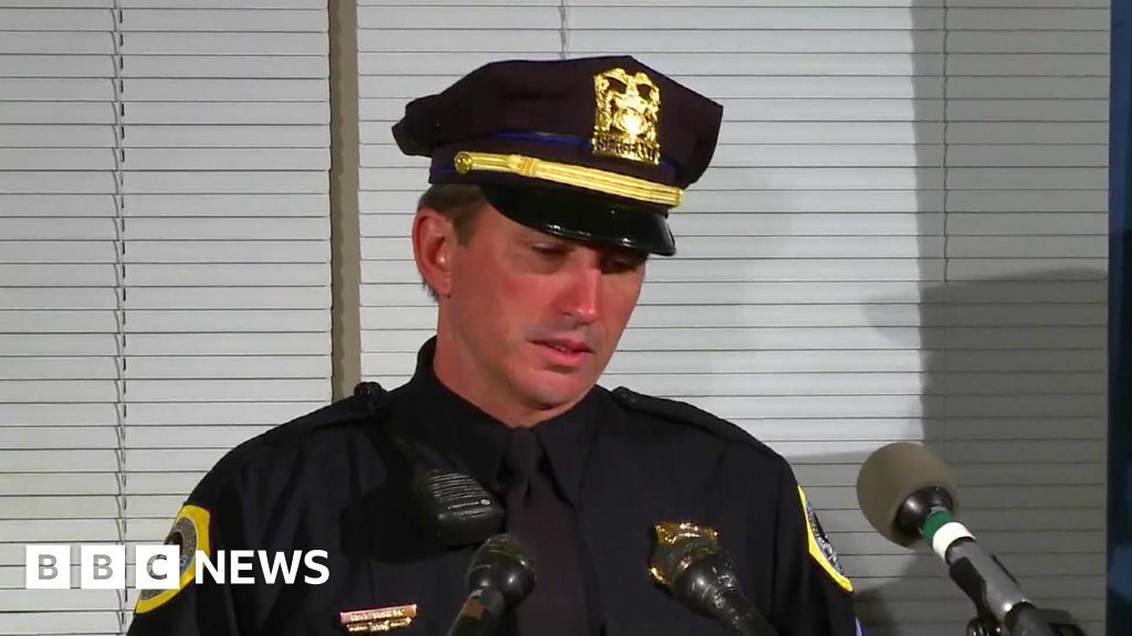 Des Moines: Officer fights back tears over shootings - BBC News