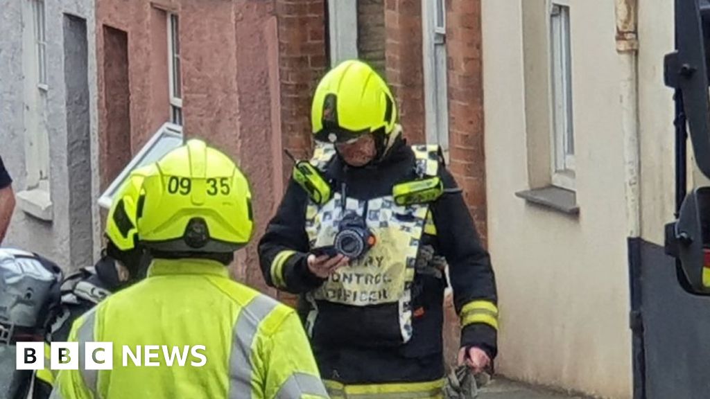 'Underground explosions' in Kingsbridge as homes evacuated - BBC News