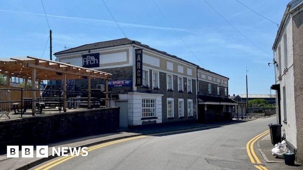 Neath: Murder probe after man dies following street assault - BBC News