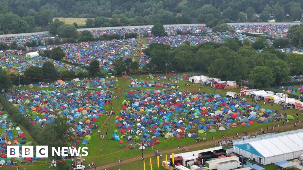 In pictures: Reading build-up begins as festival-goers arrive - BBC News