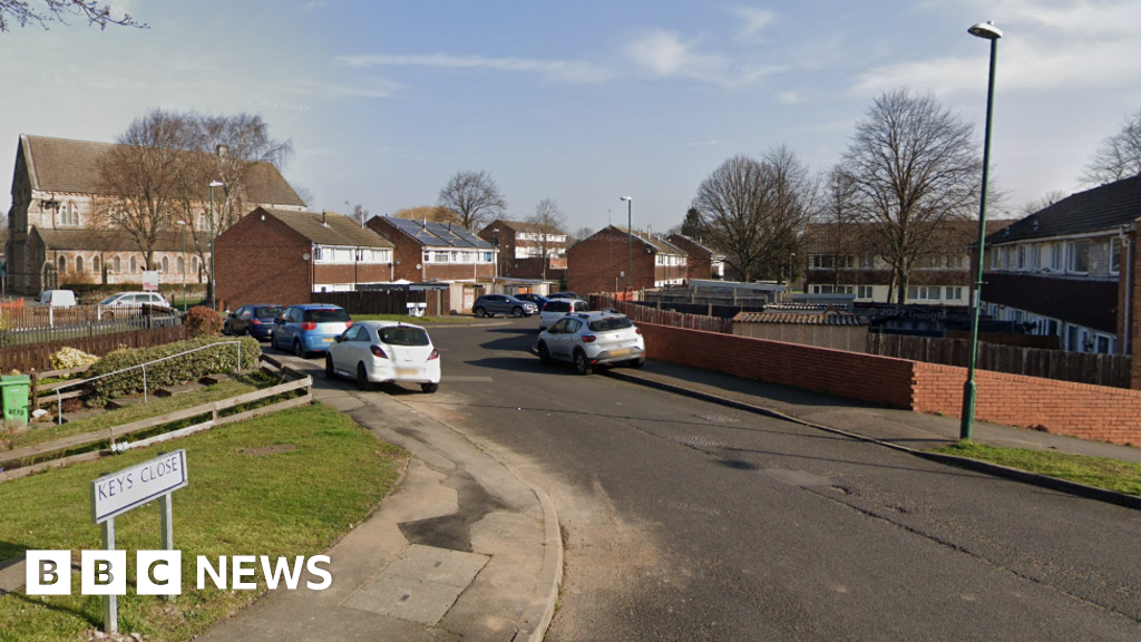 Bulwell: Man in critical condition after attack at house - BBC News
