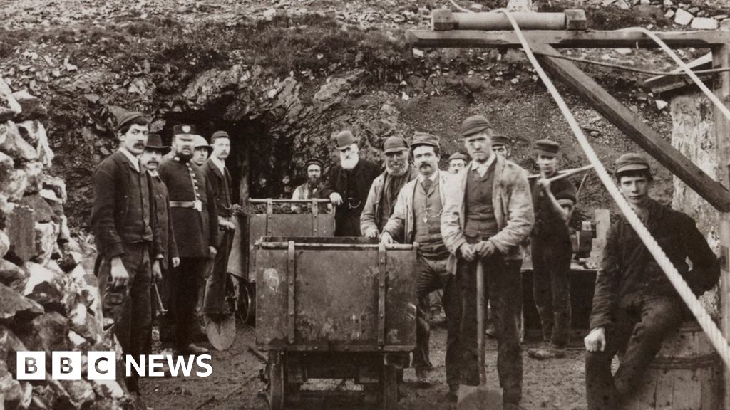Dolgellau gold belt: Could mining resume in Welsh hills? - BBC News