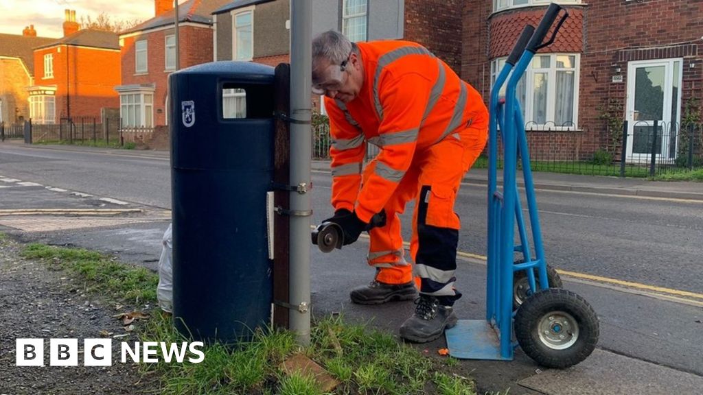 Boston: Council removes litter bins to reduce fly-tipping - BBC News