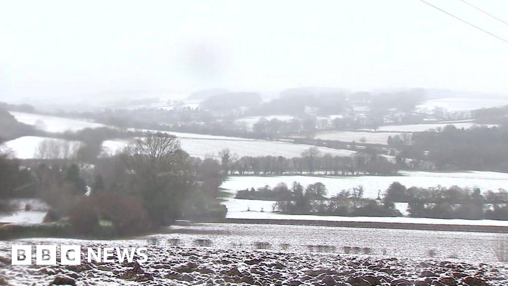 Snow affects UK airports, roads and homes - BBC News